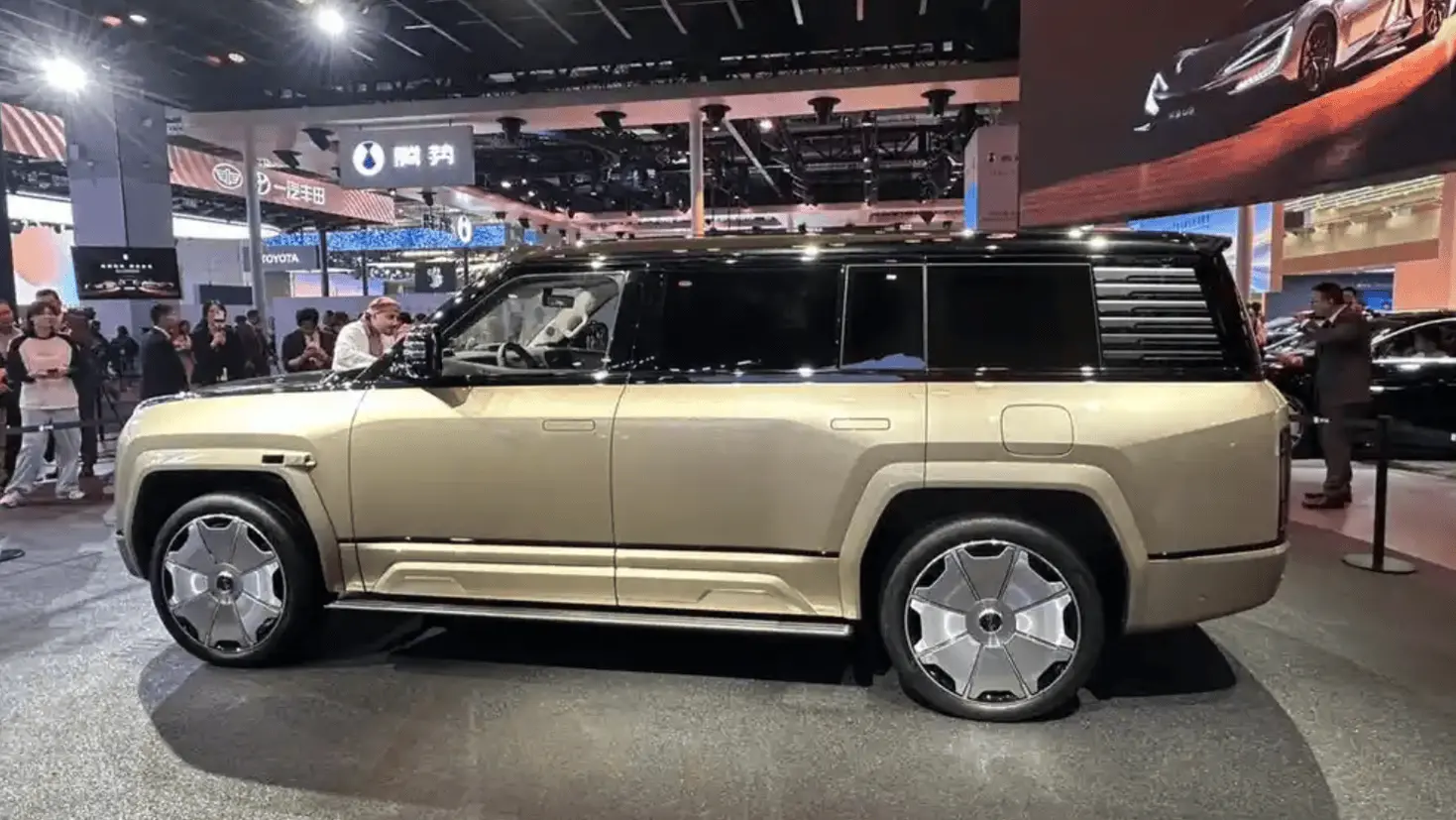 BYD Yangwang U8L Makes a Dazzling Debut at Auto Shanghai 2025